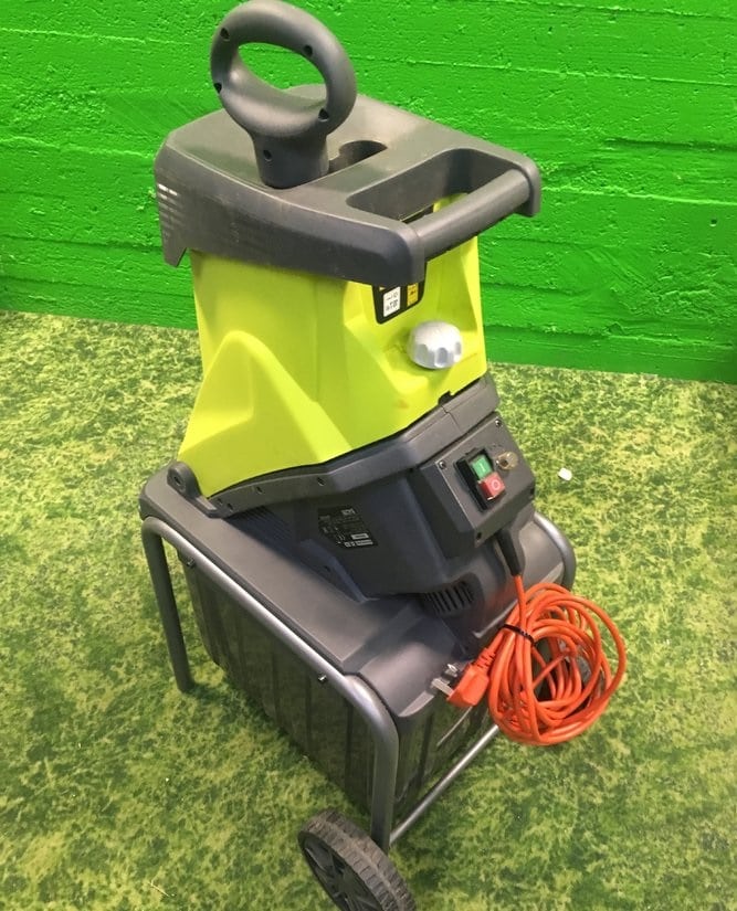 Zoom sur le broyeur de végétaux Ryobi RSH2545B - Fitti